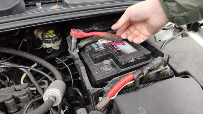 Фахівець розповів, яку клему акумулятора знімати першою, щоб не спалити електроніку в автомобілі ...